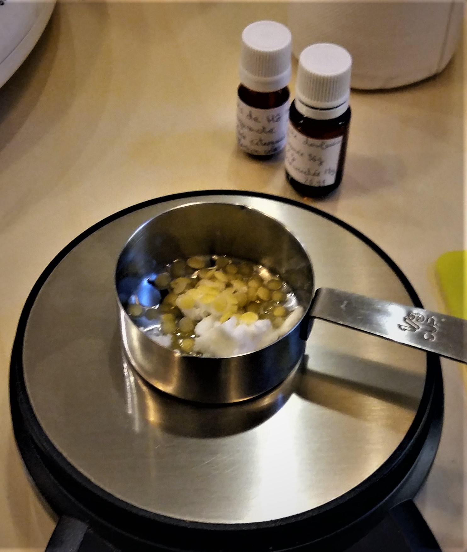 Un baume aux huiles essentielles pour l'herpes labial - Blog Herbéo, la ...